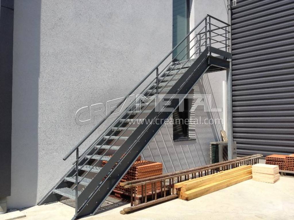 Fabricant Escalier droit avec palier de réception, limon en acier laqué ...